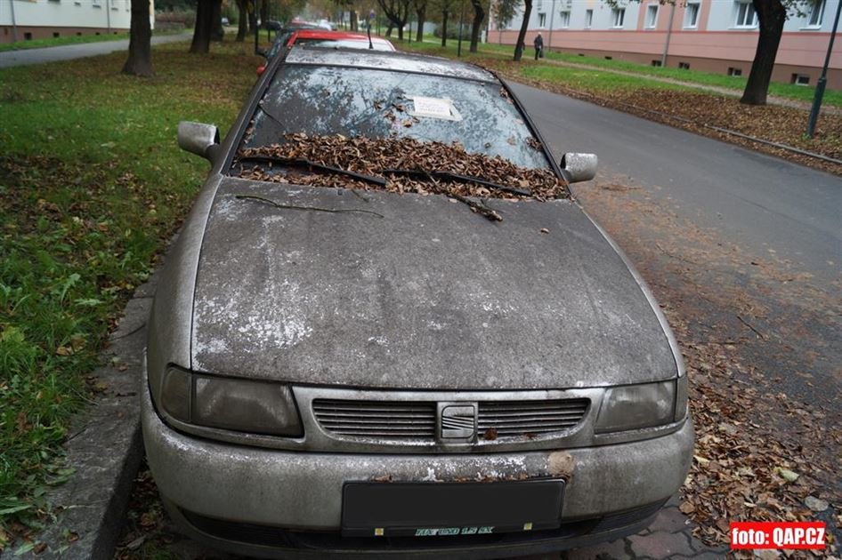 Autovraky zabírají parkovací místa! FOTKY - QAP.cz