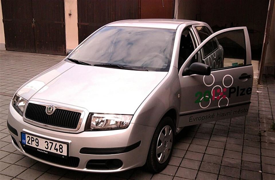 Plzeň rozprodává stará auta. K mání jsou i vozy městské policie - FOTKY ...