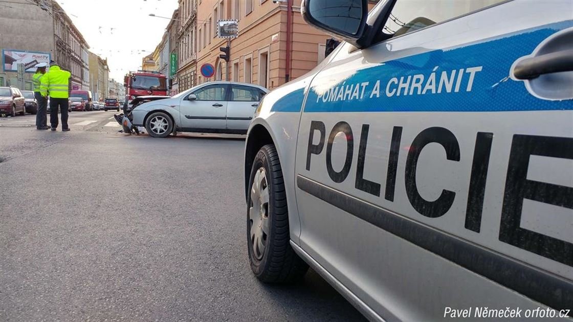 Řidič kamionu naboural protijedoucí auto, z místa ujel. Policie shání ...