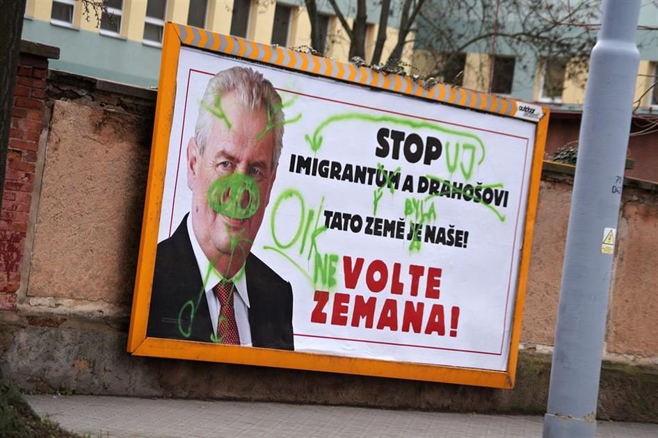Hesla i parohy! Zemana na billboardech zdobí různé malůvky - FOTKY - QAP.cz