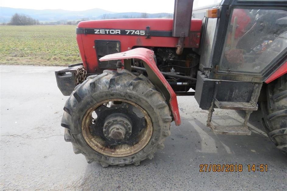 Policie hledá svědky dopravní nehody osobního vozidla a traktoru - QAP.cz