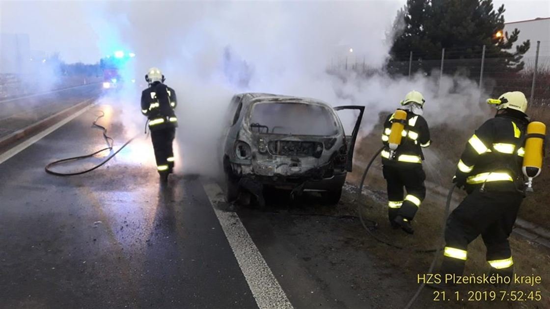 Auto sežehl obří požár! Na vině byla technická závada - FOTKY - QAP.cz