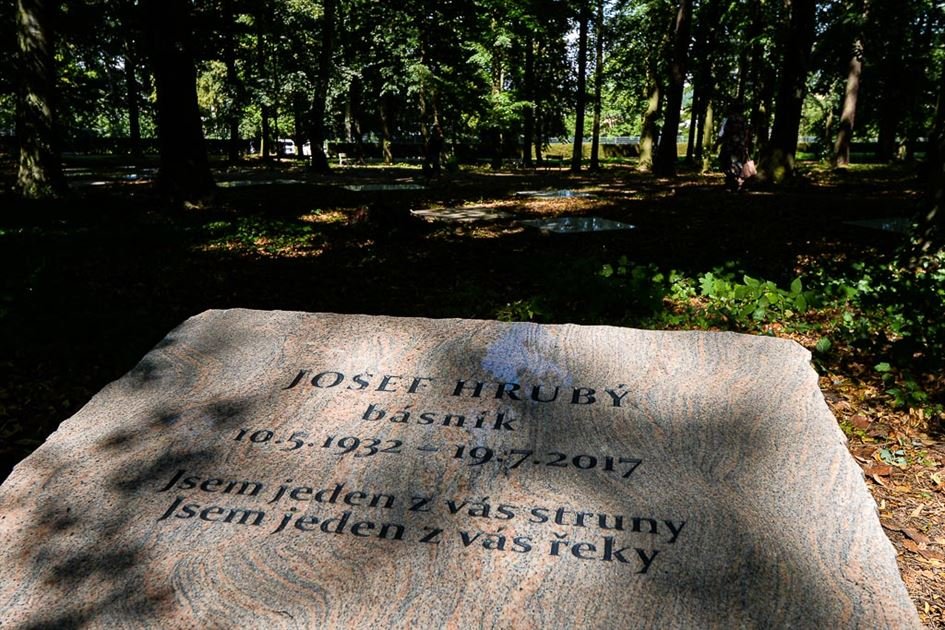 Básník Josef Hrubý má nově čestný hrob na Lesním hřbitově - FOTKY - QAP.cz