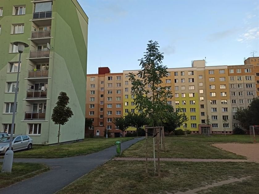 Žena zemřela po pádu z okna v Plzni na Vinicích - QAP.cz