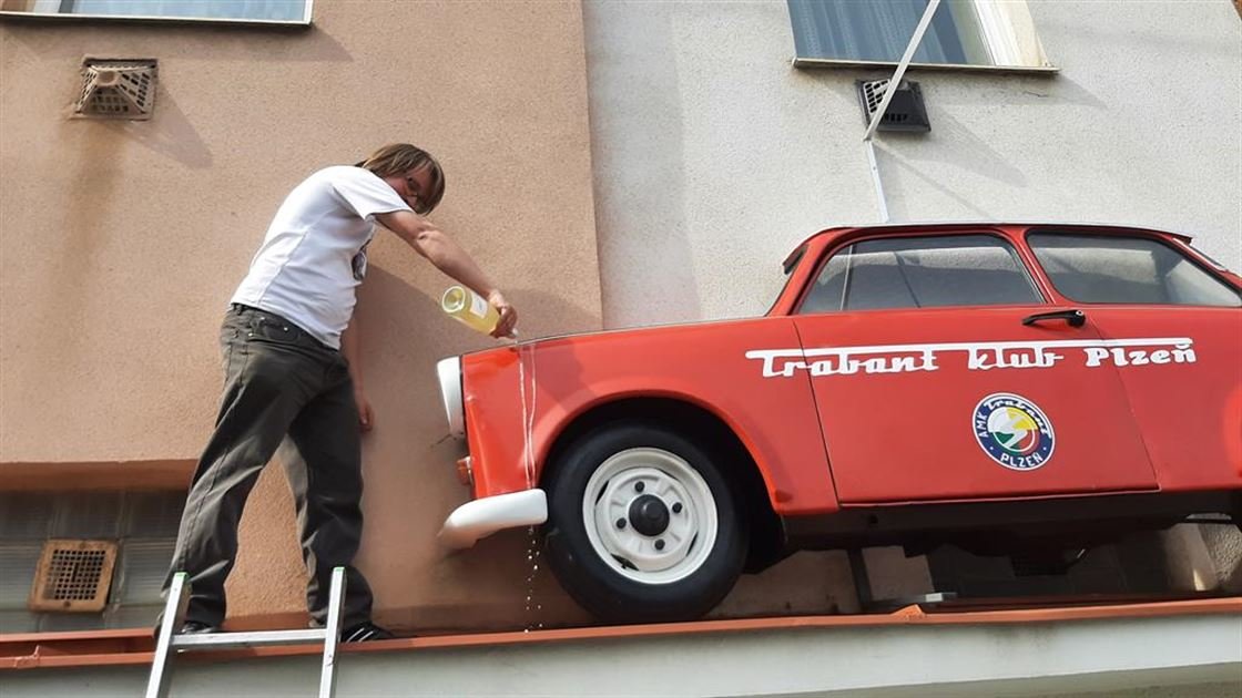 Aprílové trabantění. Plzeňský trabantklub odhalil zrenovovaný symbol ...