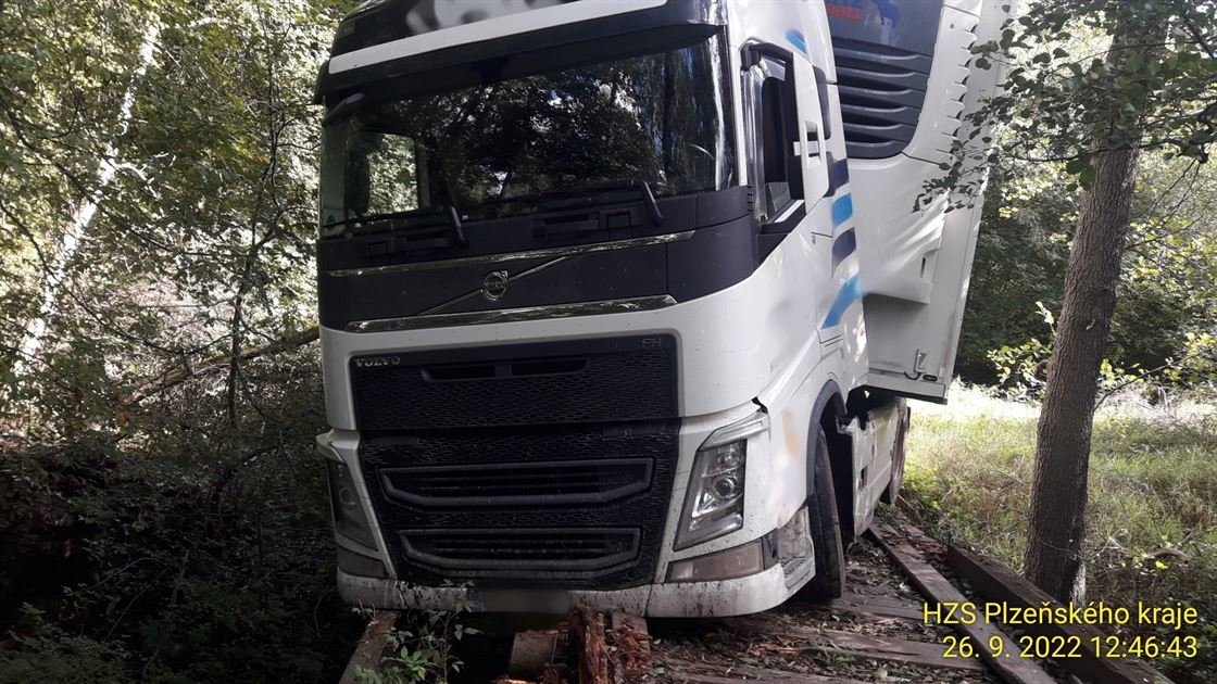 Kamion uvízl na dřevěném mostku. Řidič slepě poslechl navigaci - FOTKY ...