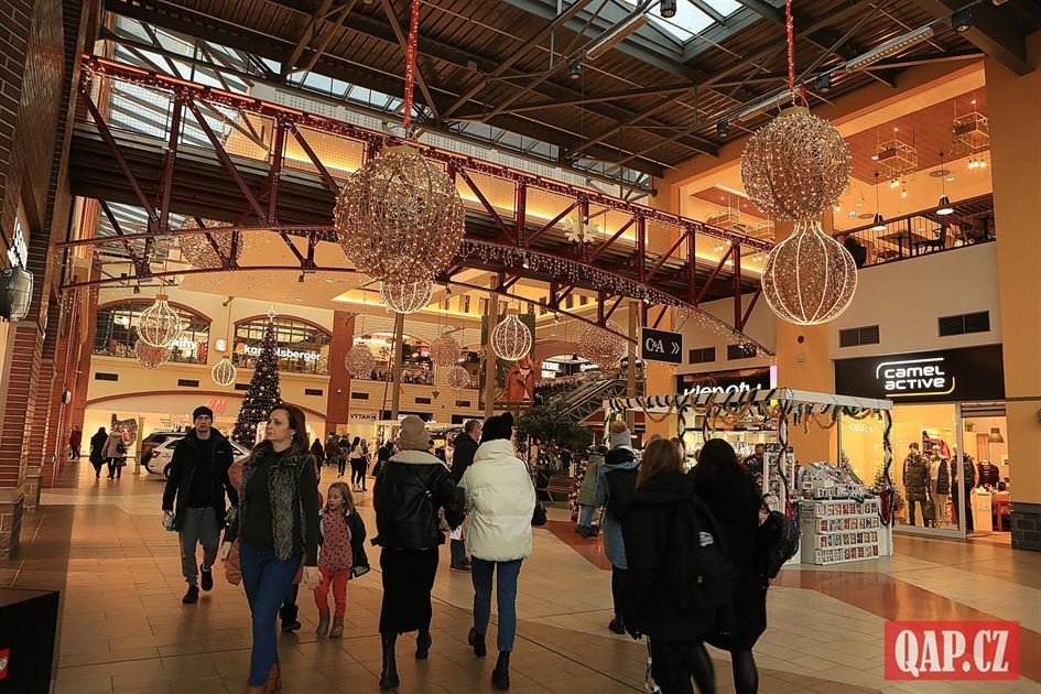 Jak mají obchody otevřeno v neděli 17. listopadu? - QAP.cz