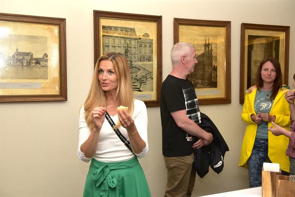 V Galerii Hess vystavuje KaBo ART. Autorka podepisuje své abstraktní obrazy zezadu, proč? - QAP.cz