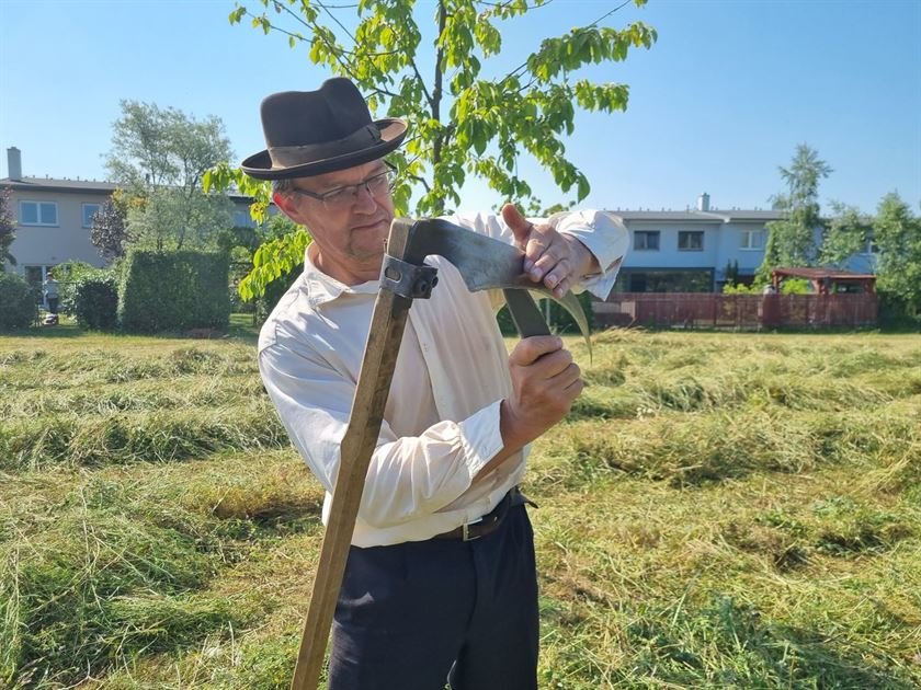 Sekání kosou v Plzni? Profesionální sekáči posekali louku na Sylvánu ...