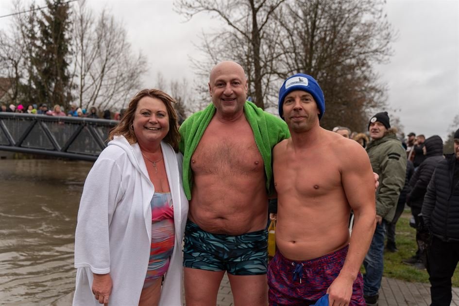 Otužilci neporušili tradici, na Štědrý den se koupali v Přešticích - FOTKY - QAP.cz