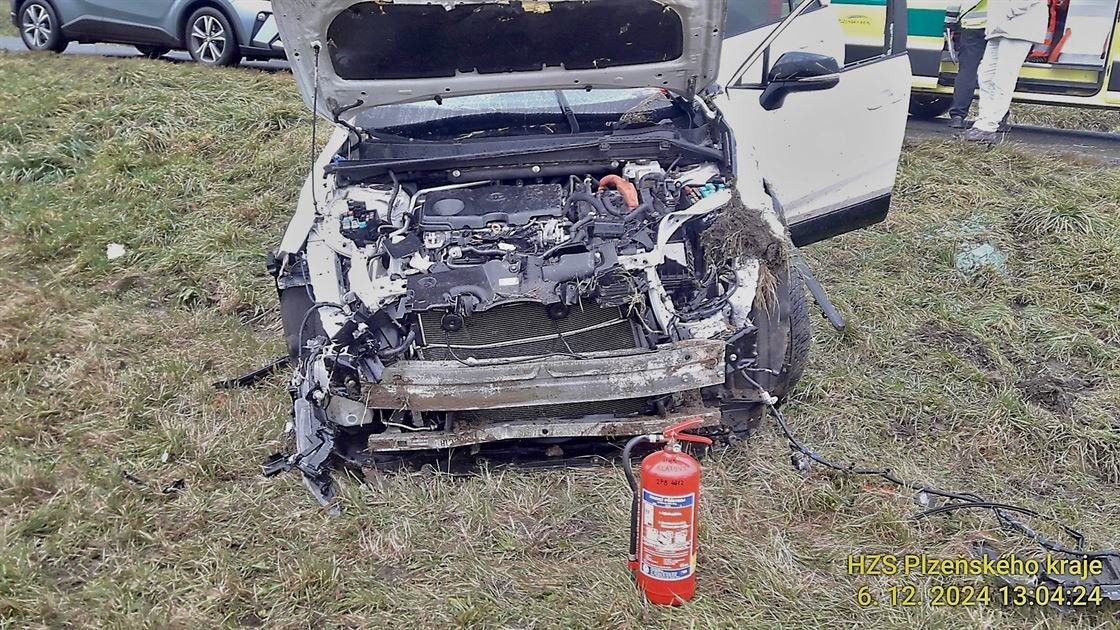 U Nemilkova havarovalo osobní auto, zasahovala záchranka - FOTKY - QAP.cz