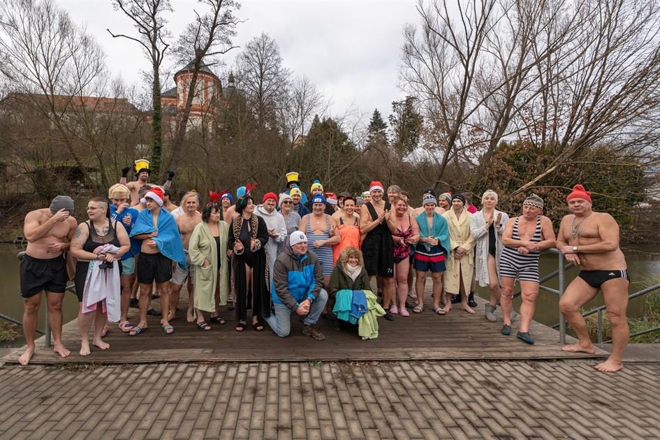 Otužilci neporušili tradici, na Štědrý den se koupali v Úhlavě - VIDEO - QAP.cz