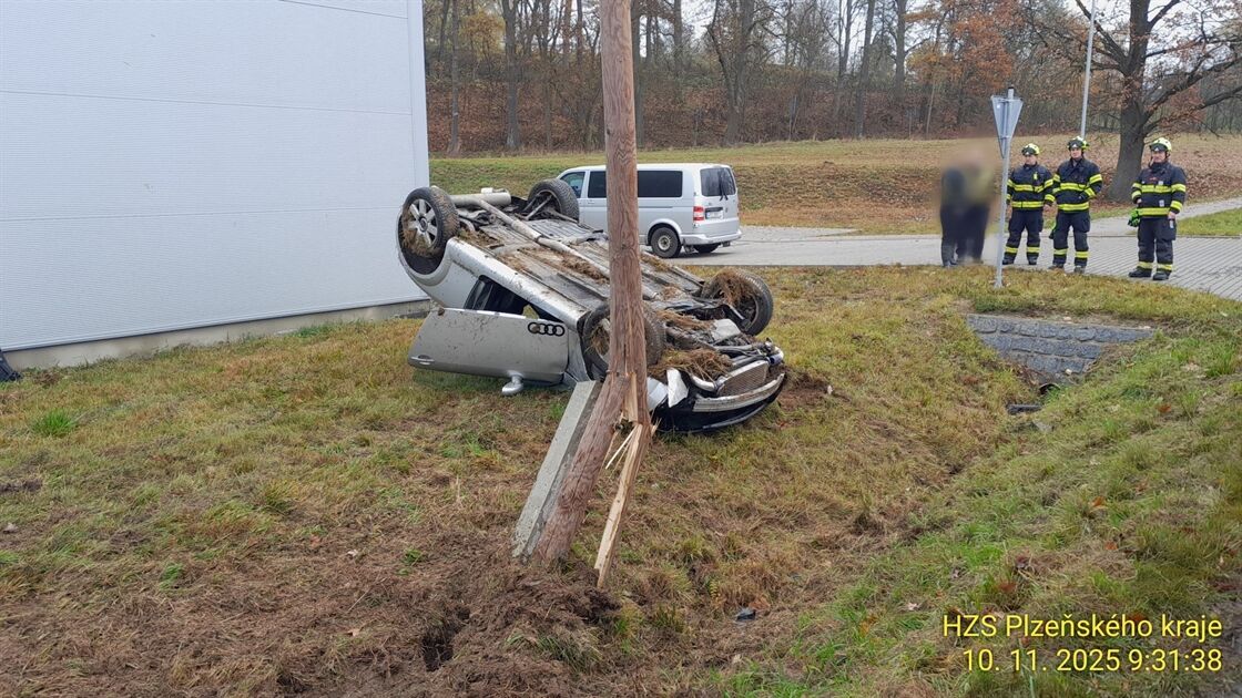 Mladý řidič narazil v Domažlicích s Audi do sloupu. Skončil v nemocnici - QAP.cz