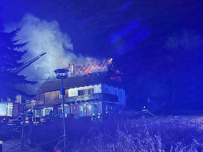 V noci hořela sklárna v Rajsku na Klatovsku - FOTKY - QAP.cz