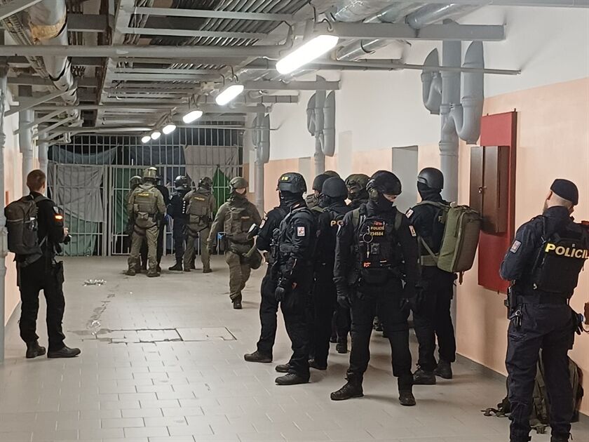 Vzpoura vězňů, rukojmí a požár. Policie poodhalila, jak vypadalo drsné ...