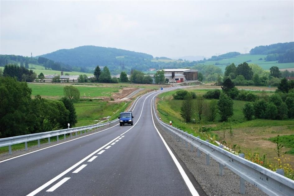 Řidičům na jižním Plzeňsku se uleví! Silnice, která byla jak cedník, se ...