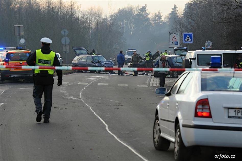 Nehoda na Domažlické! Řidič ve vysoké rychlosti narazil do sloupu lampy - QAP.cz